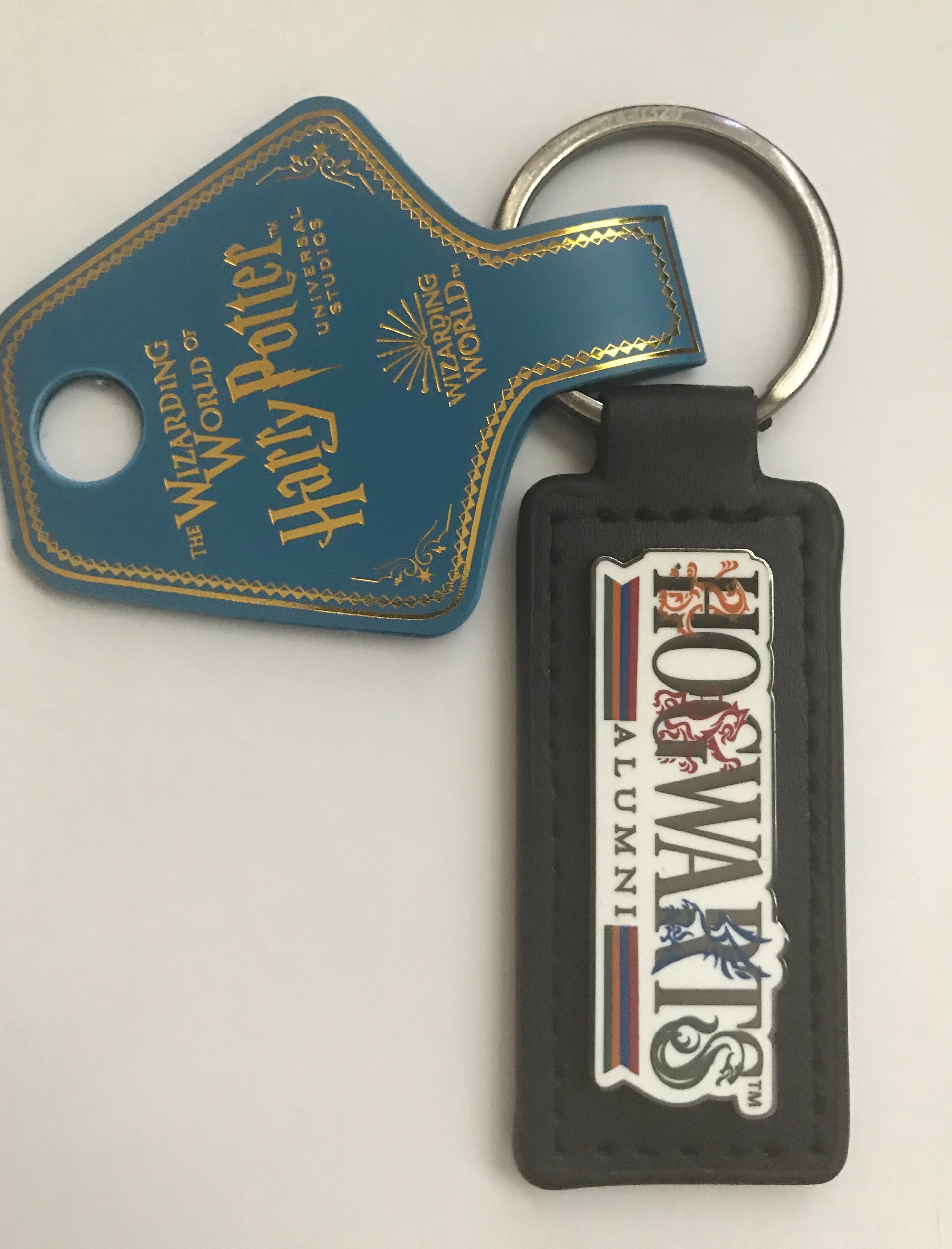 Universal Studios Harry Potter Hogwarts Alumni Keychain New with Card ...